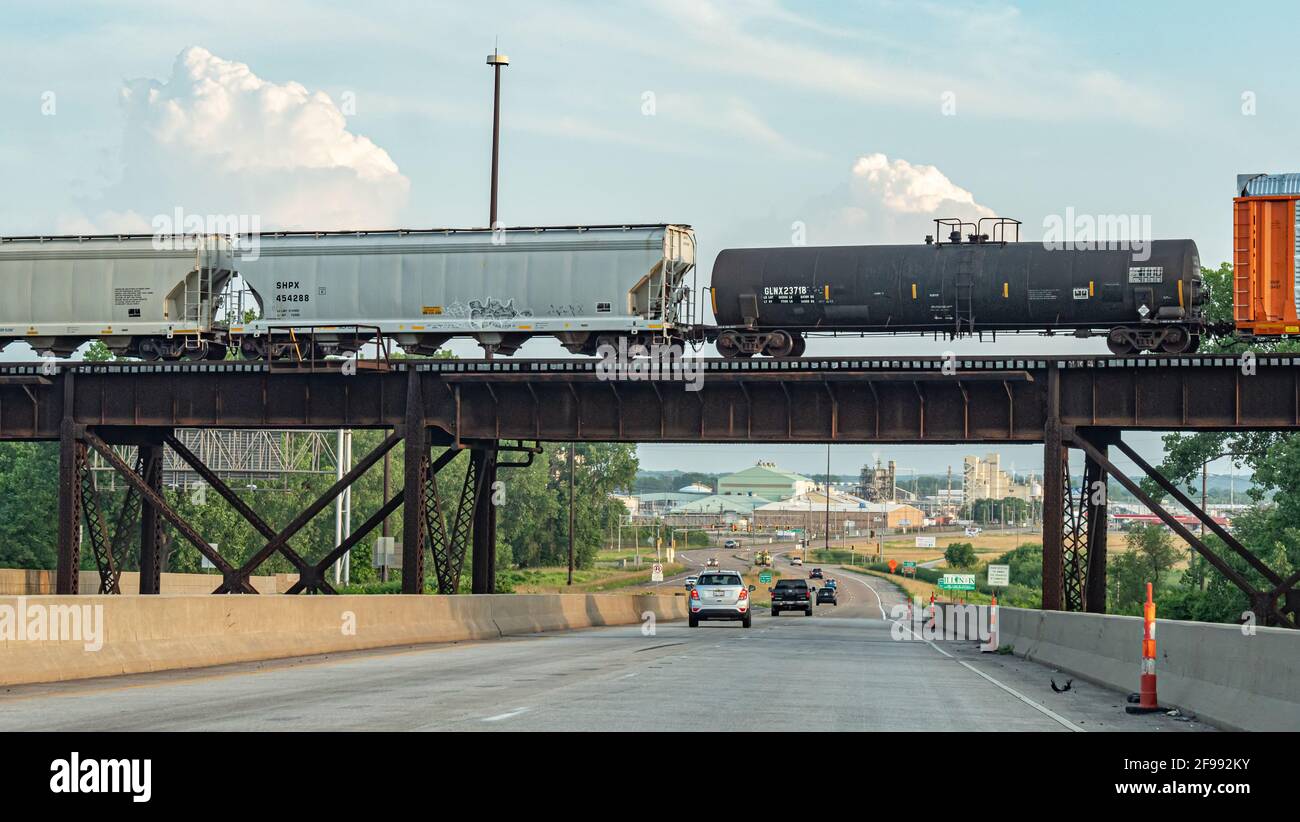 Train tracks over the streets in St Louis - ST. LOUIS, MISSOURI Stock ...