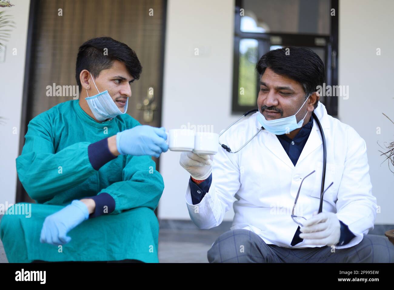 Doctors drinking coffee hi-res stock photography and images - Alamy