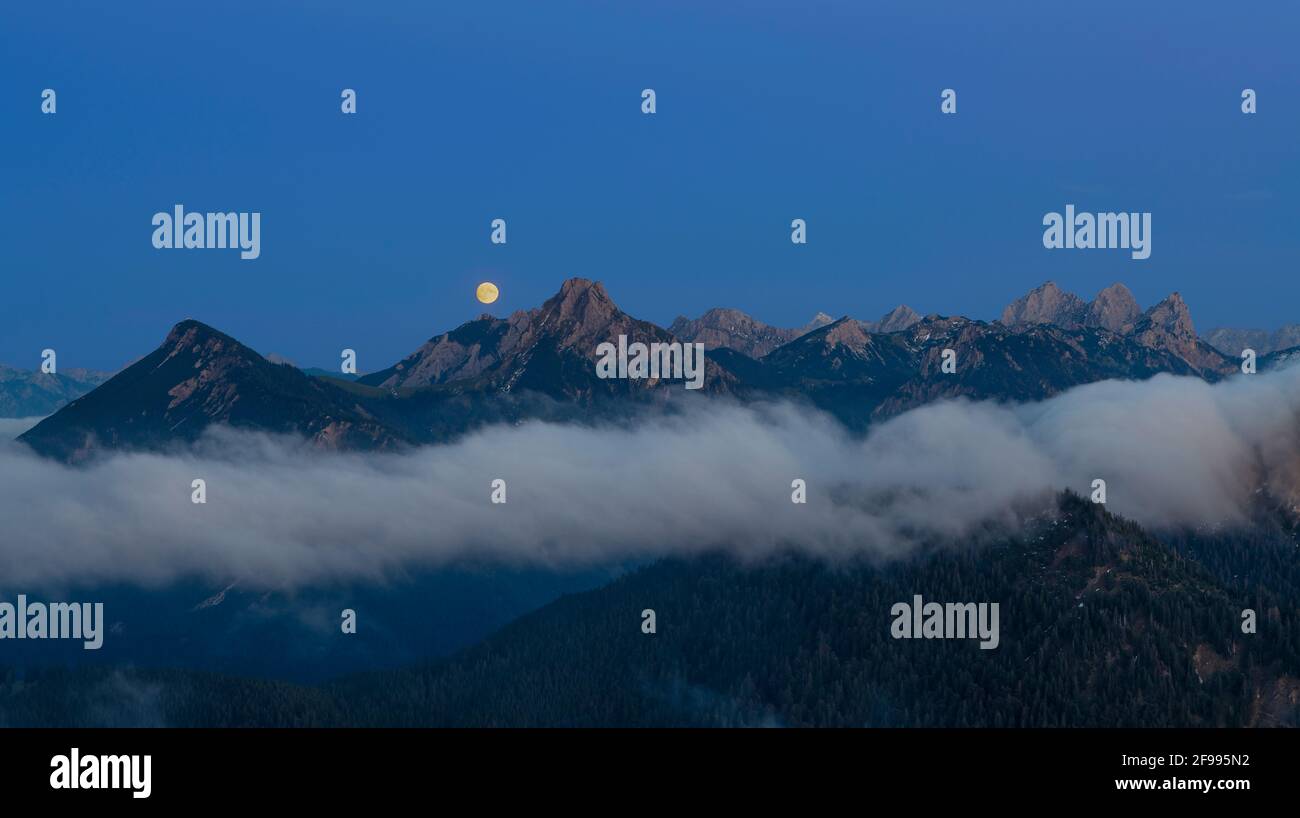 Moon rise over Aggenstein in the Allgäu Alps. Bayern Germany Stock ...