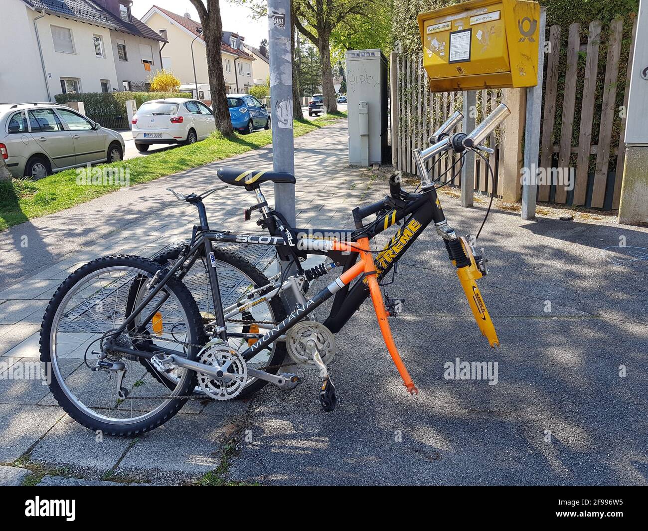 Disassembled bicycles hi-res stock photography and images - Alamy