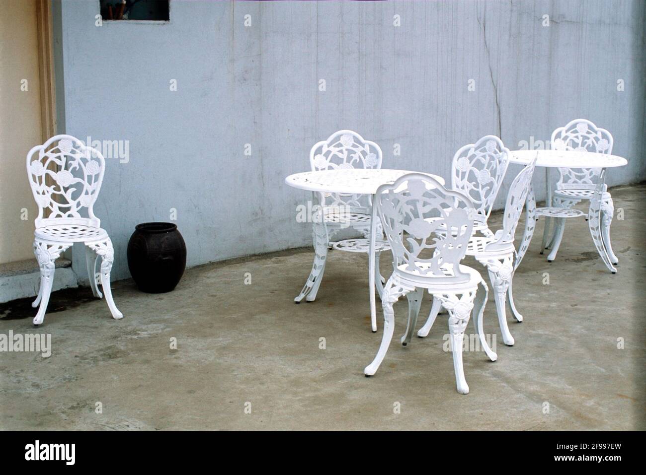 Rooftop rest area with white chairs Stock Photo - Alamy