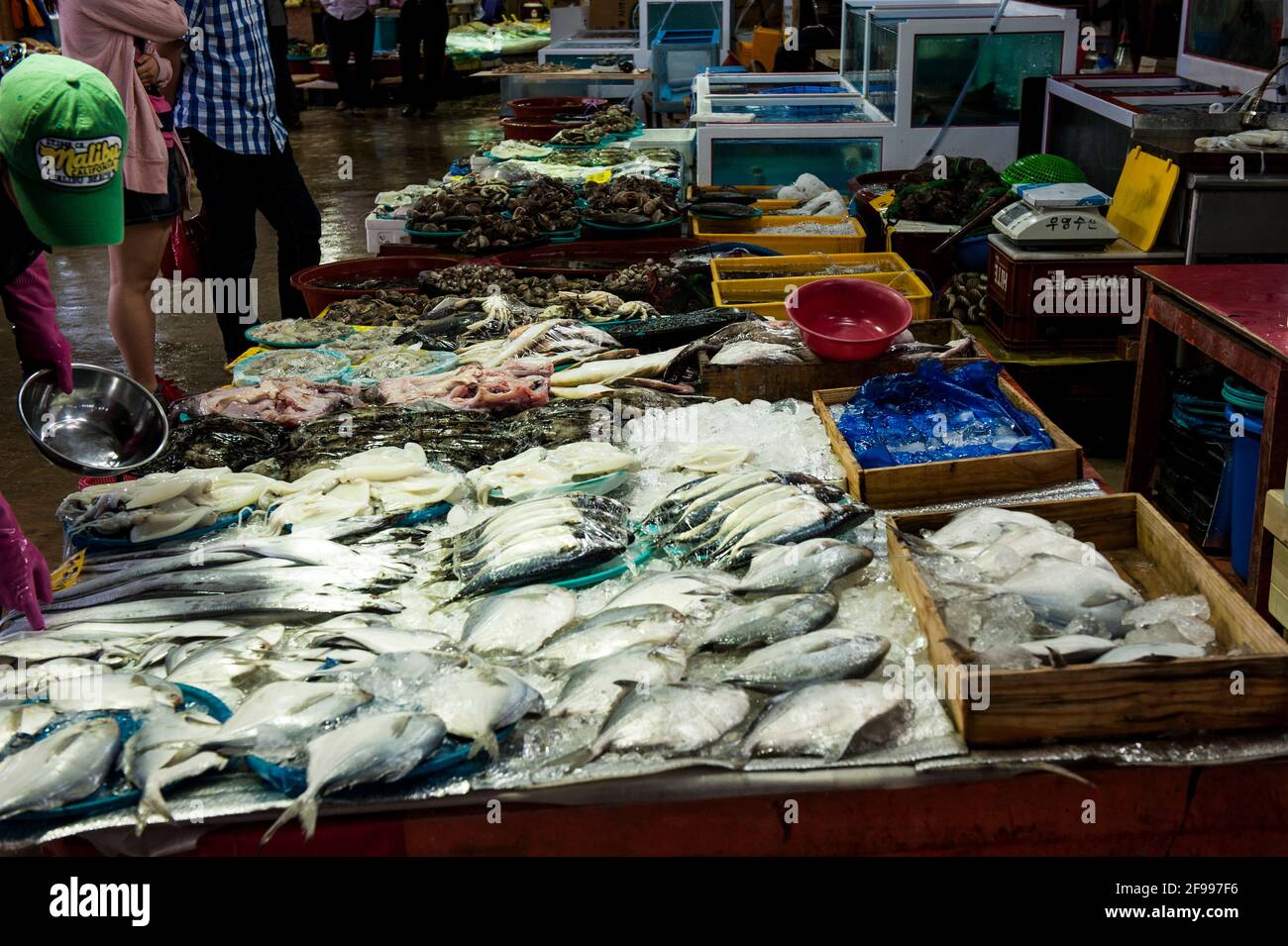 Seafood at the fish market Stock Photo - Alamy