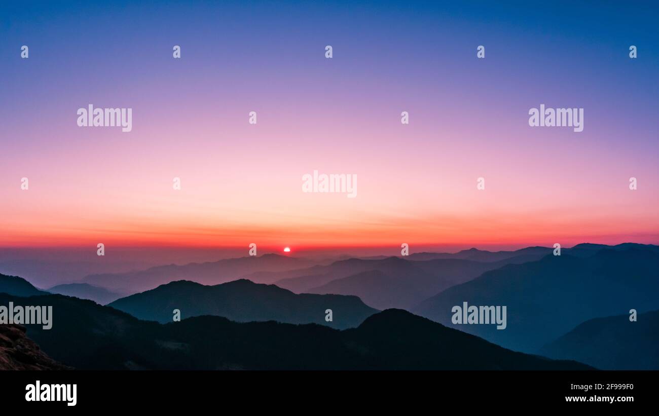 Deoria tal chandrashila trek hi-res stock photography and images - Alamy