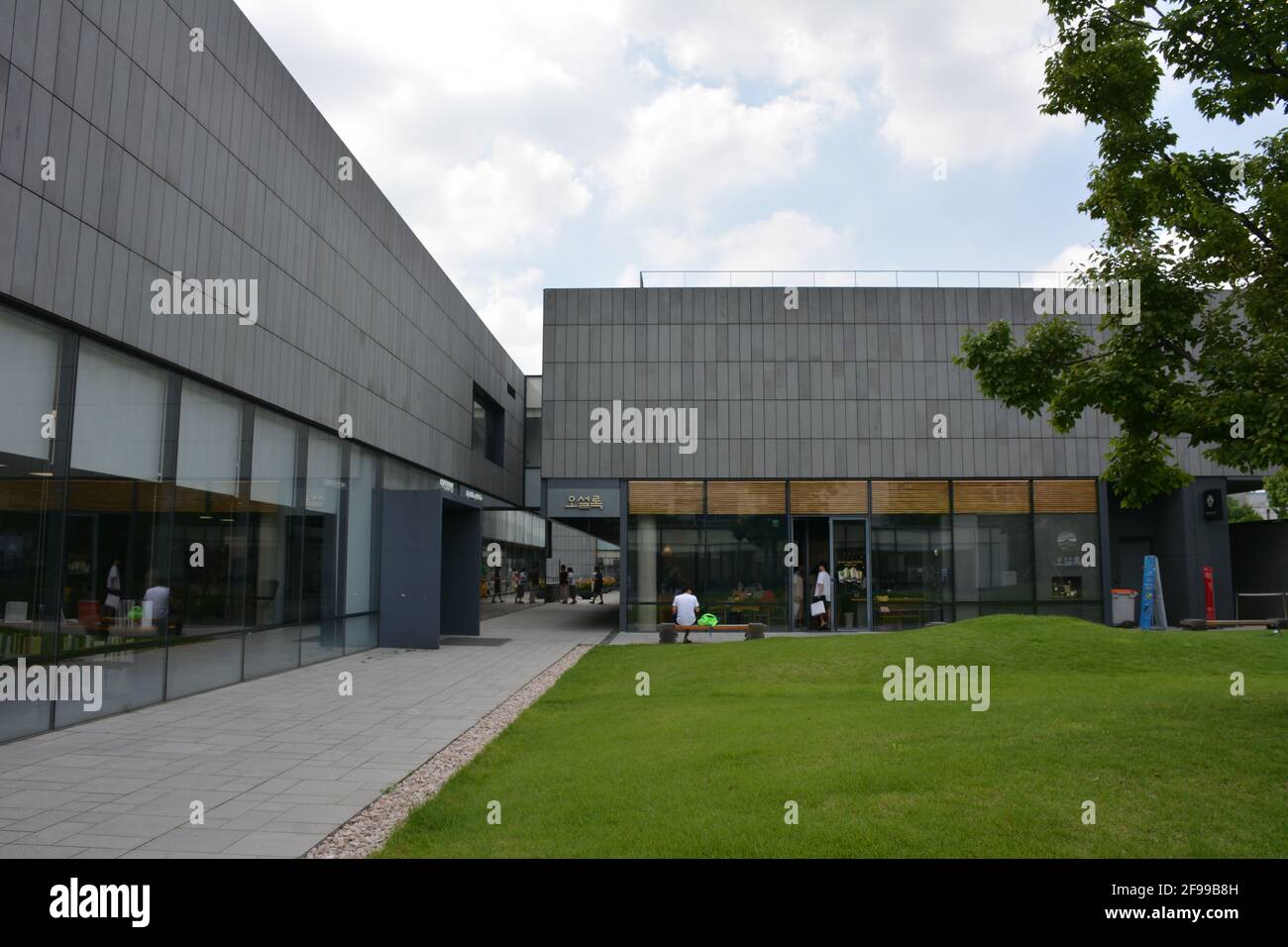 The Museum of Modern and Contemporary Art (MMCA), in Seoul, South Korea ...