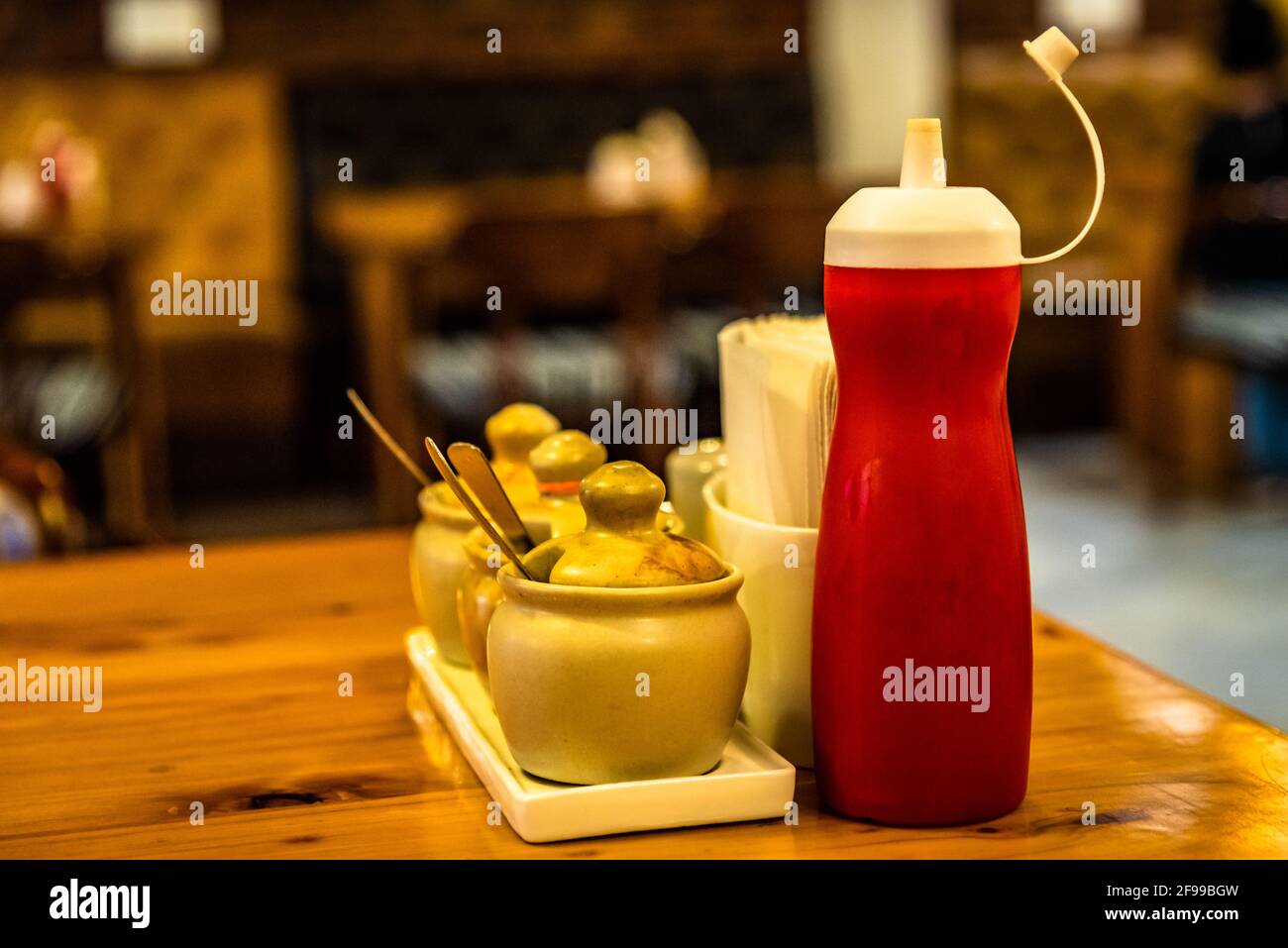 Condiments restaurant cafe table hi-res stock photography and images ...