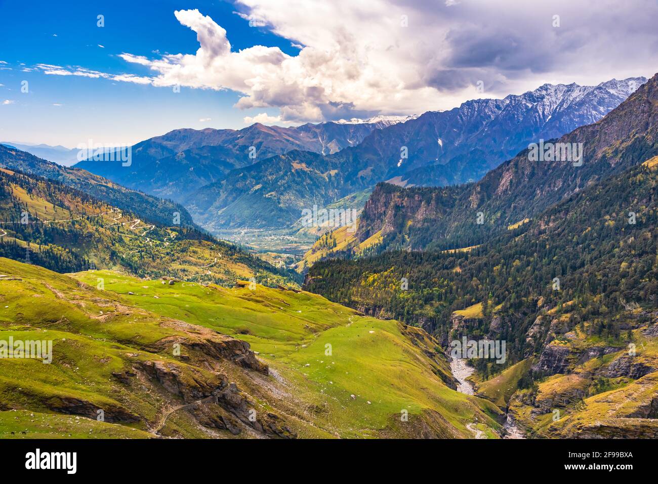 Mesmerizing view en-route to Rohtang pass of Pir Panjal himalayas ...