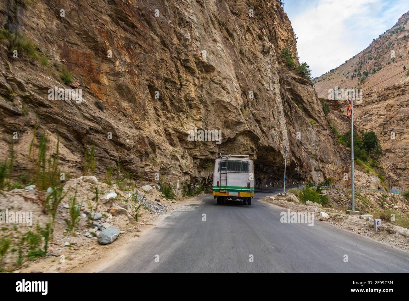 Himachal roadways hi-res stock photography and images - Alamy
