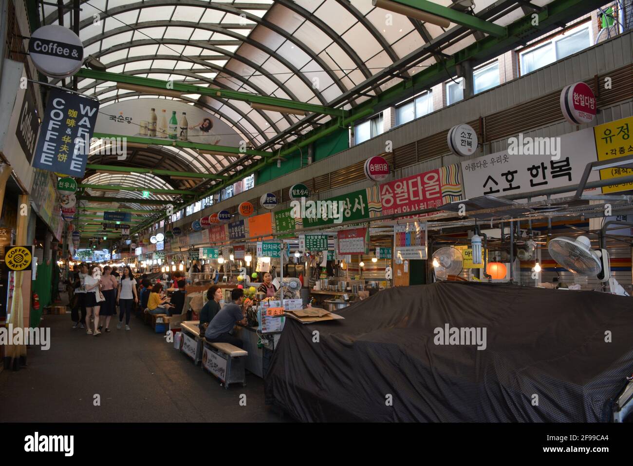 Food stalls in gwangjang market hi-res stock photography and images - Alamy