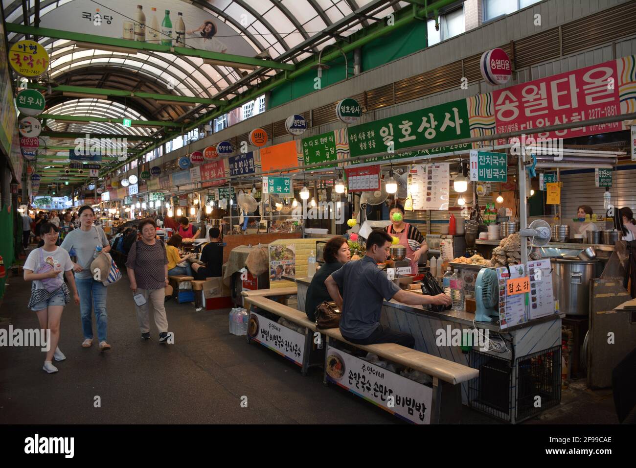 Street food stalls or meokjagolmok ("food alley") at the huge and ...