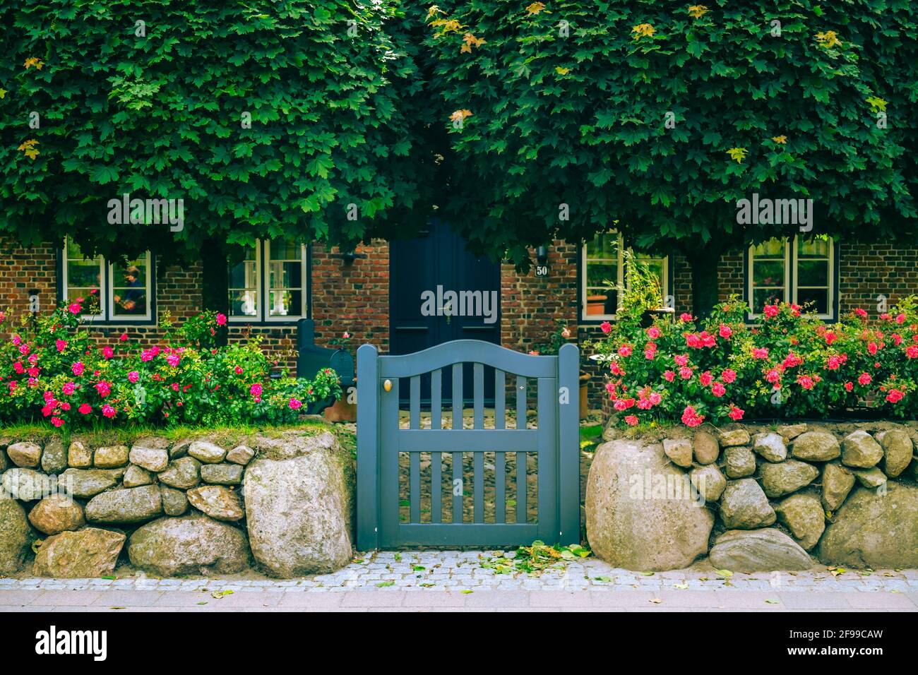 Stone gate house hi-res stock photography and images - Alamy