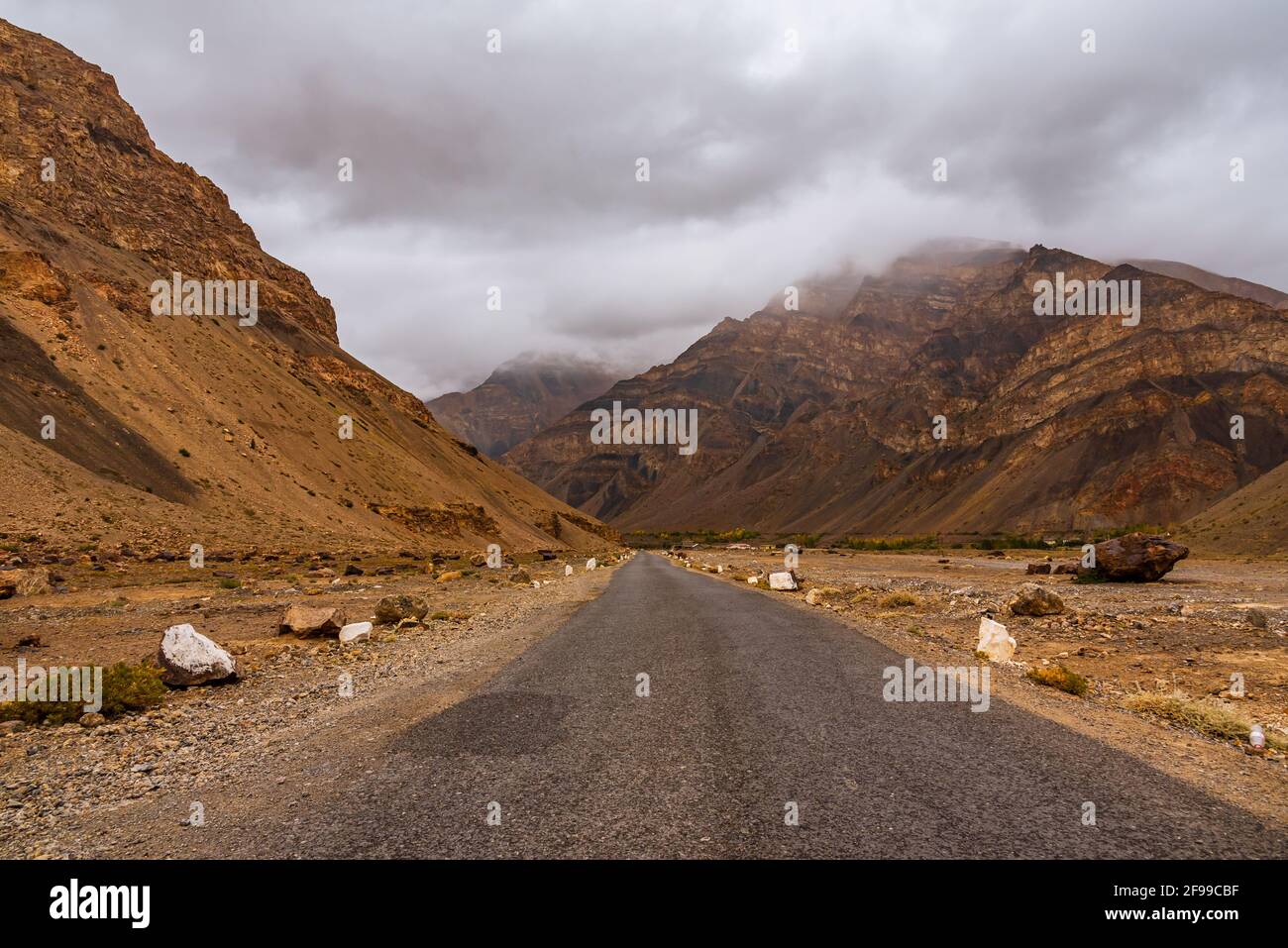 Himalayan plateau barren hi-res stock photography and images - Alamy