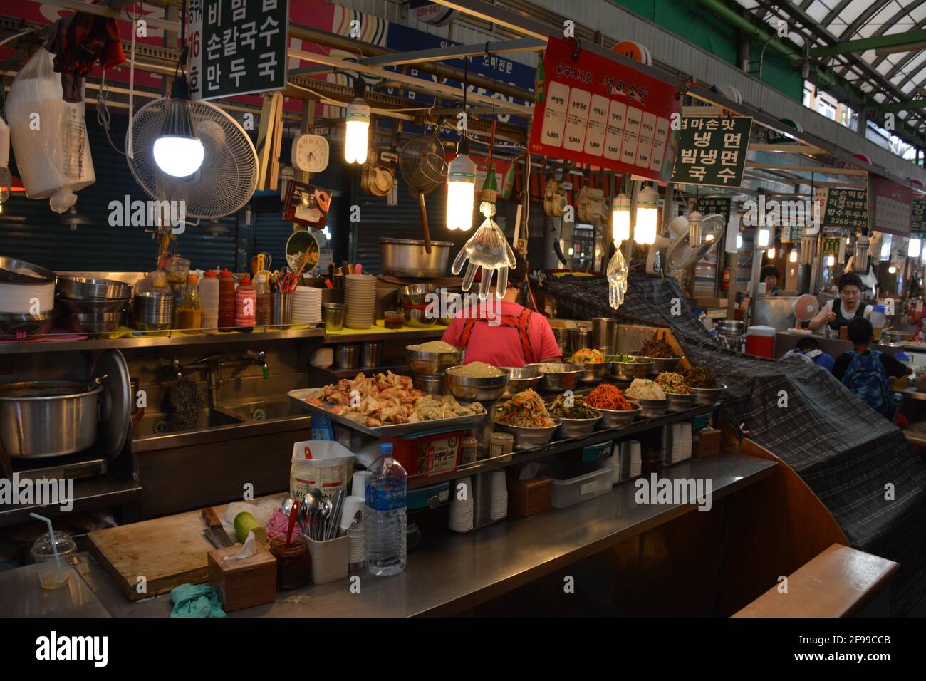 Street food stalls or meokjagolmok ("food alley") at the huge and ...