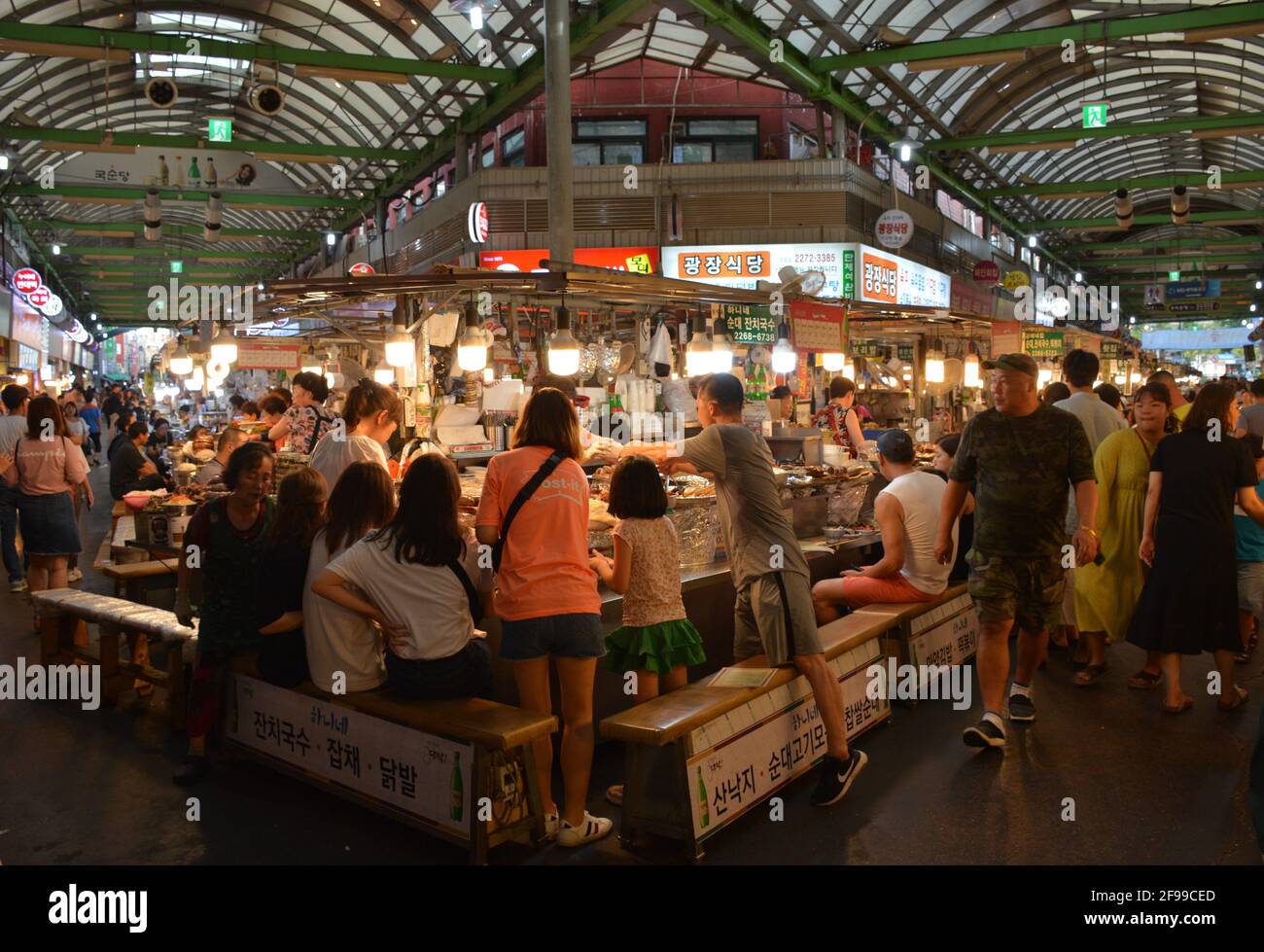 Street food stalls or meokjagolmok ("food alley") at the huge and ...