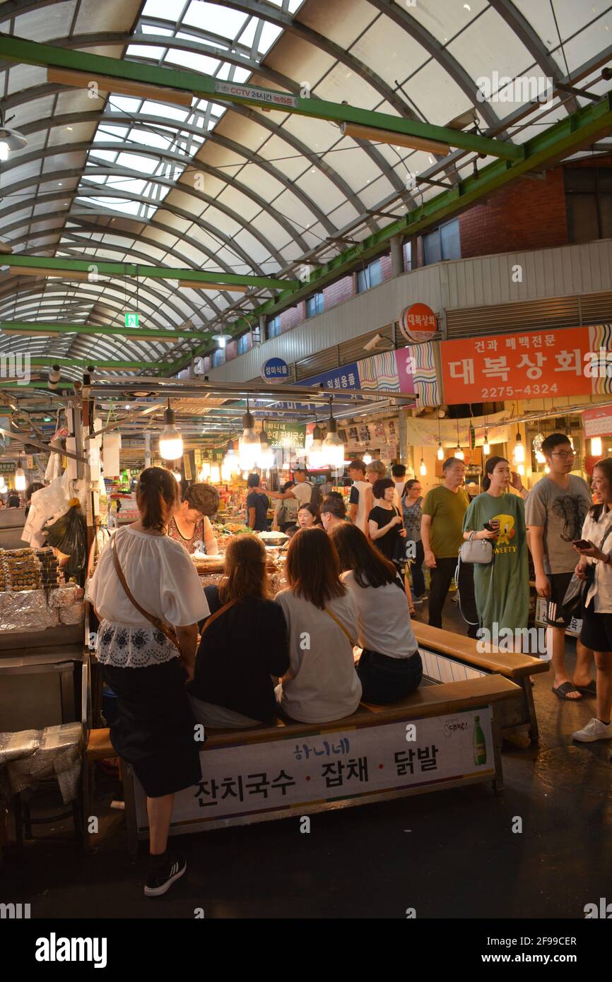 Street food stalls or meokjagolmok ("food alley") at the huge and ...
