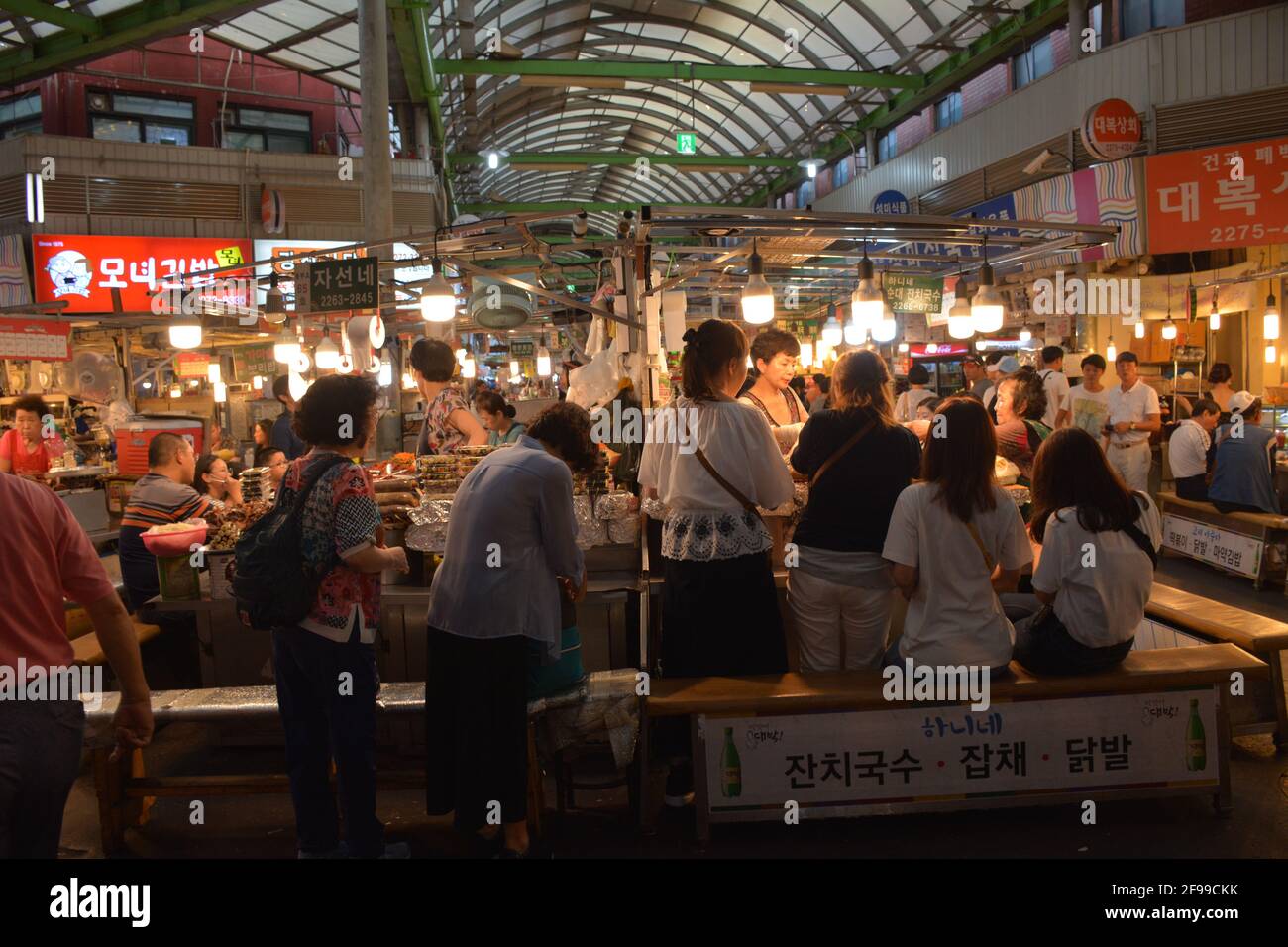 Street food stalls or meokjagolmok ("food alley") at the huge and ...