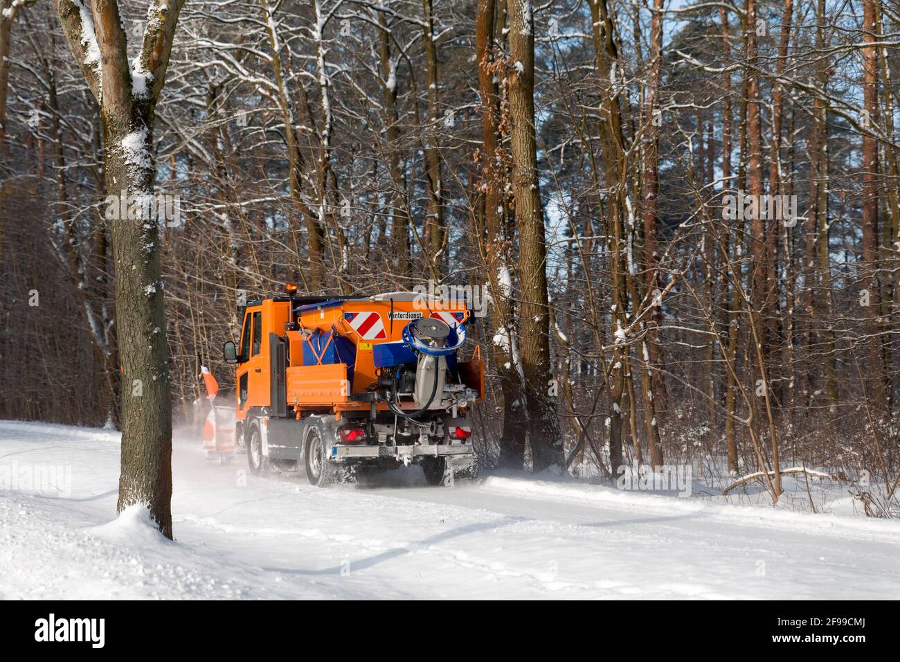 Snow clearing vehicle when shoving snow hi-res stock photography and ... Snow clearing vehicle when shoving snow hi-res stock photography and ...