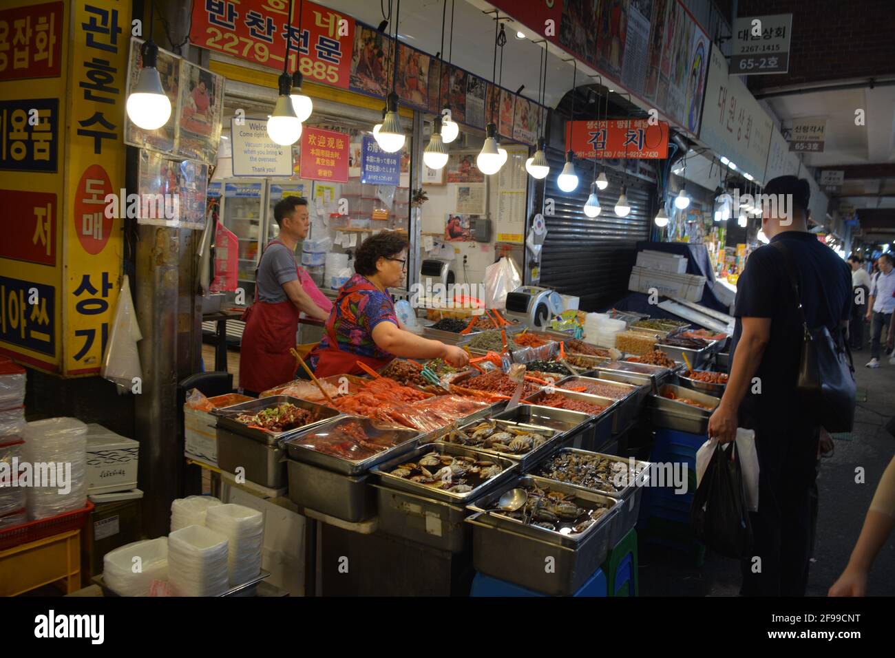 Street food stalls or meokjagolmok ("food alley") at the huge and ...