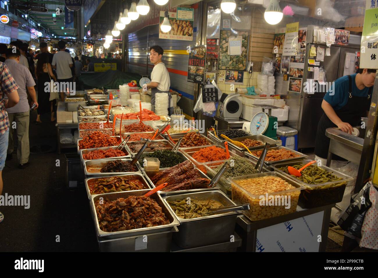 Street food stalls or meokjagolmok ("food alley") at the huge and ...