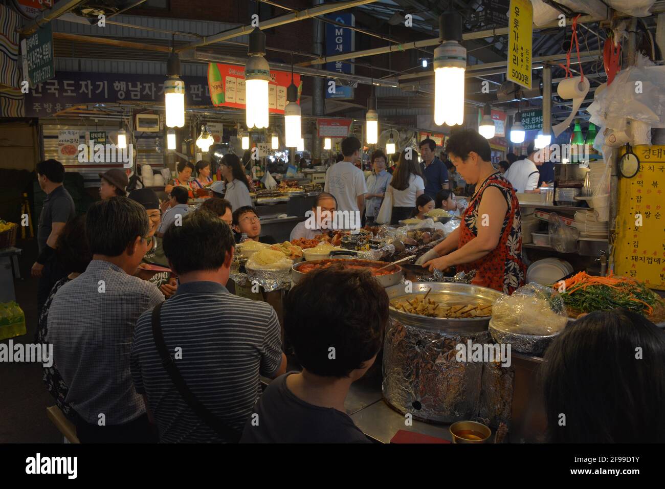 Street food stalls or meokjagolmok ("food alley") at the huge and ...