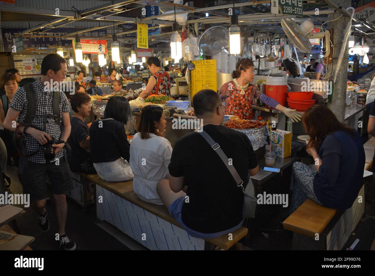 Street food stalls or meokjagolmok ("food alley") at the huge and ...