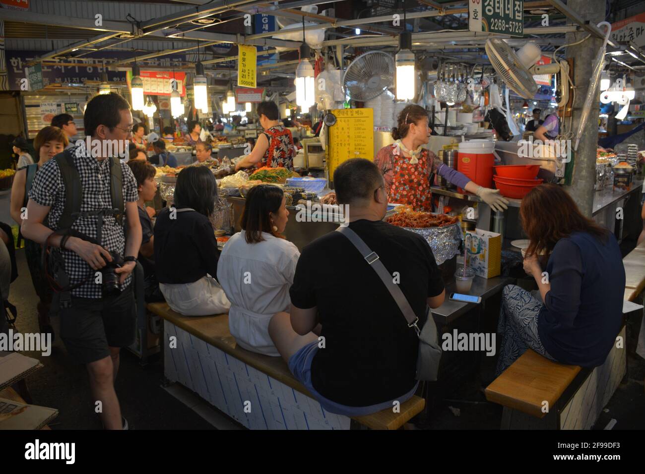 Street food stalls or meokjagolmok ("food alley") at the huge and ...