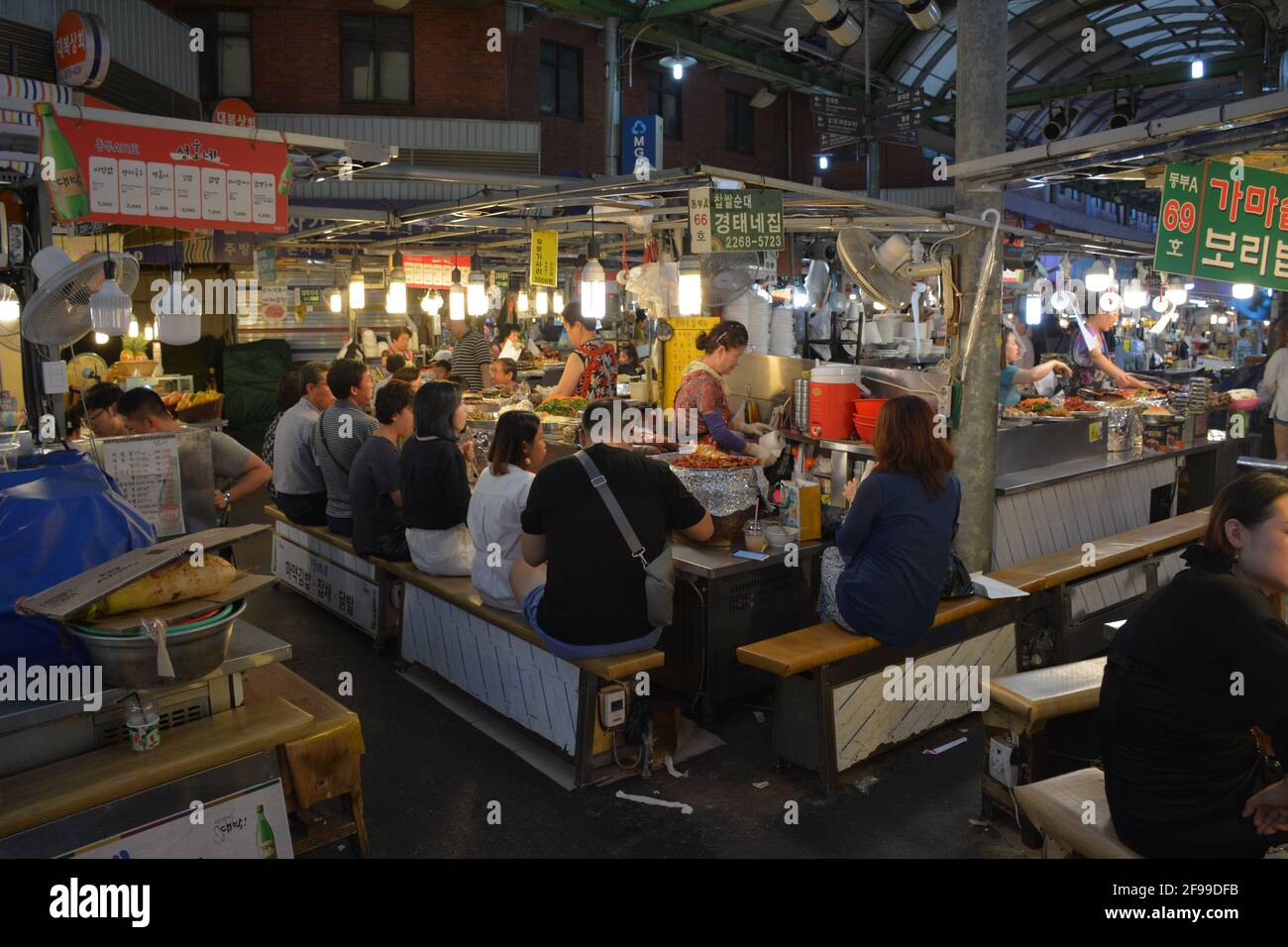 Street food stalls or meokjagolmok ("food alley") at the huge and ...
