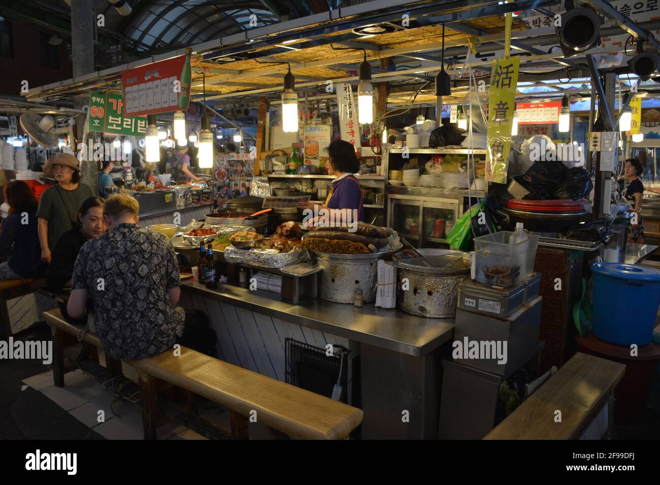 Food stalls in gwangjang market hi-res stock photography and images - Alamy