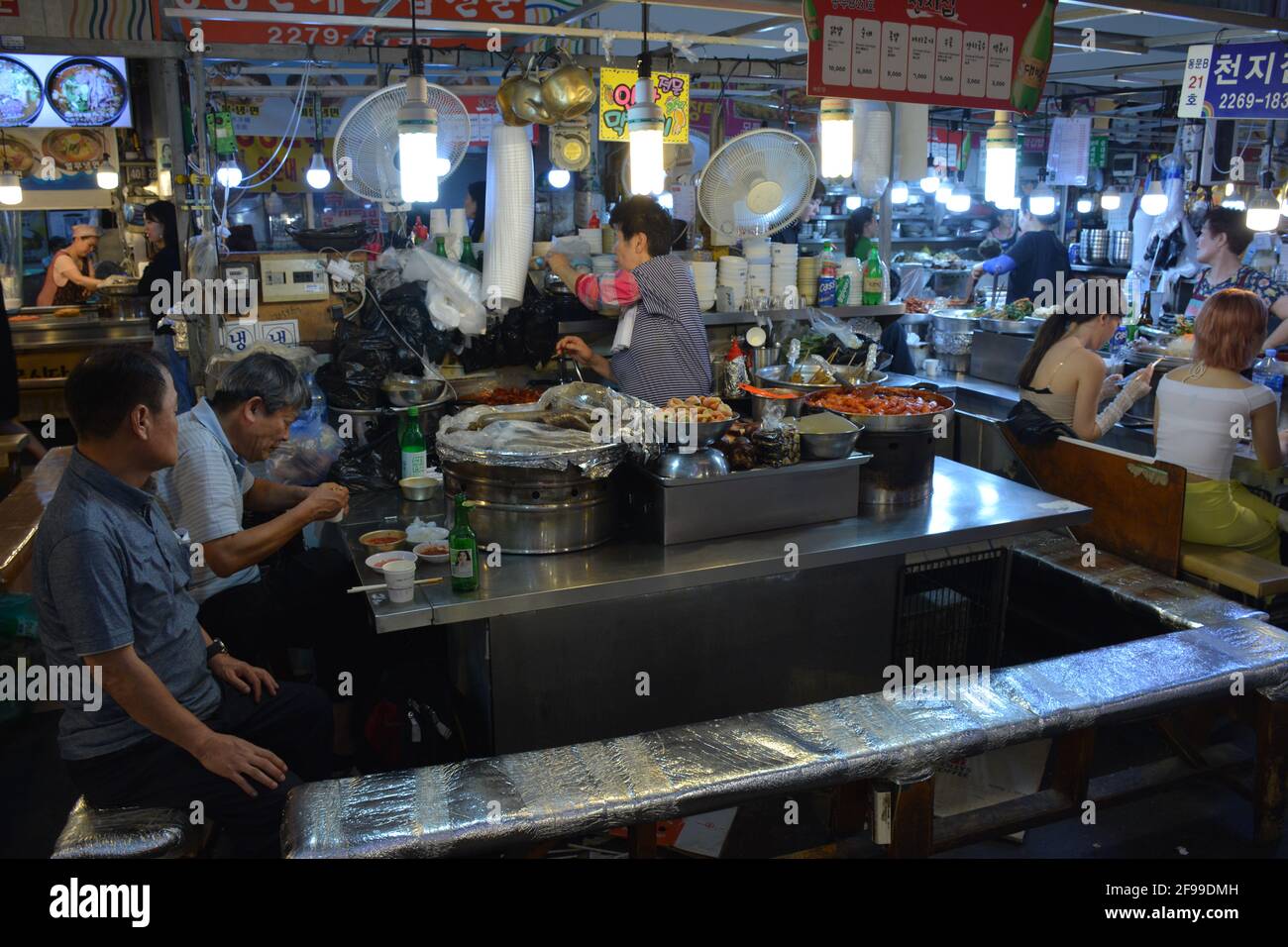 Street food stalls or meokjagolmok ("food alley") at the huge and ...