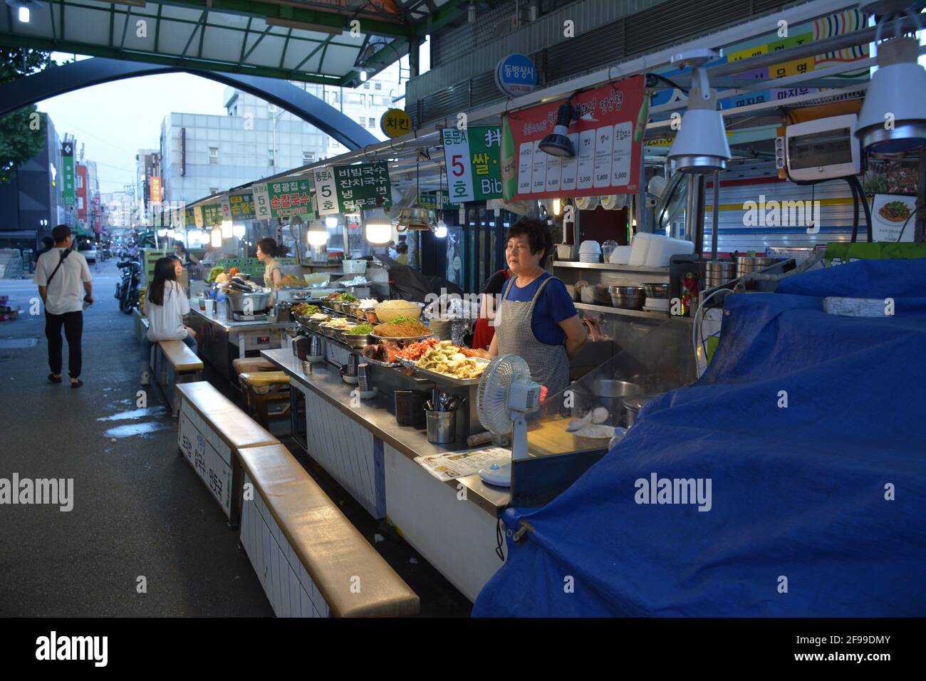 Food stalls in gwangjang market hi-res stock photography and images - Alamy