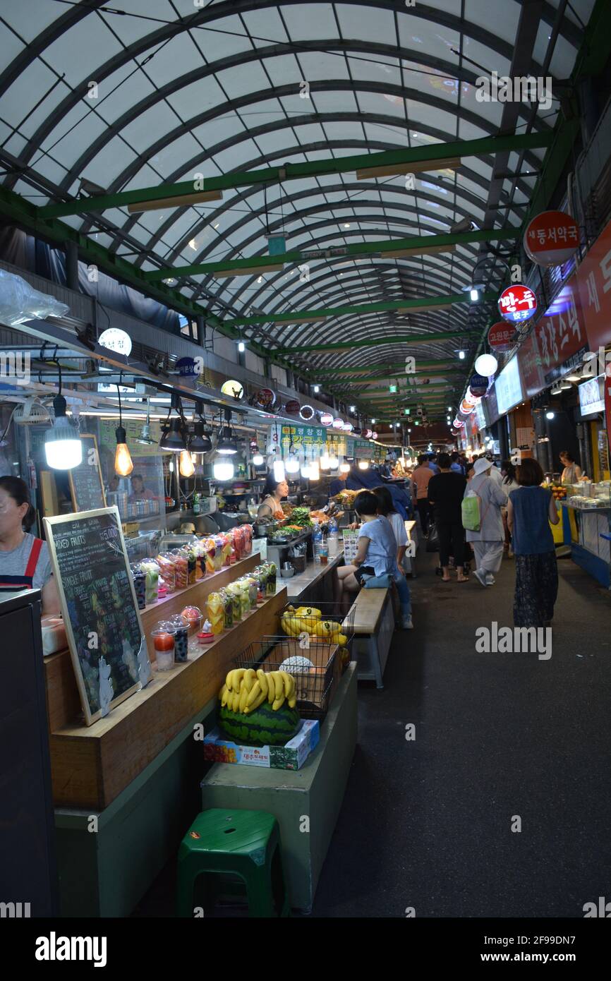 Street food stalls or meokjagolmok ("food alley") at the huge and ...