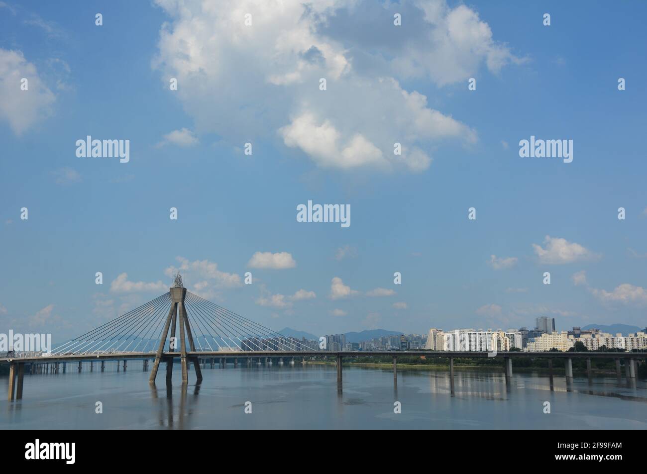 View of the Grand Olympic Bridge over the Han River, seen from the ...
