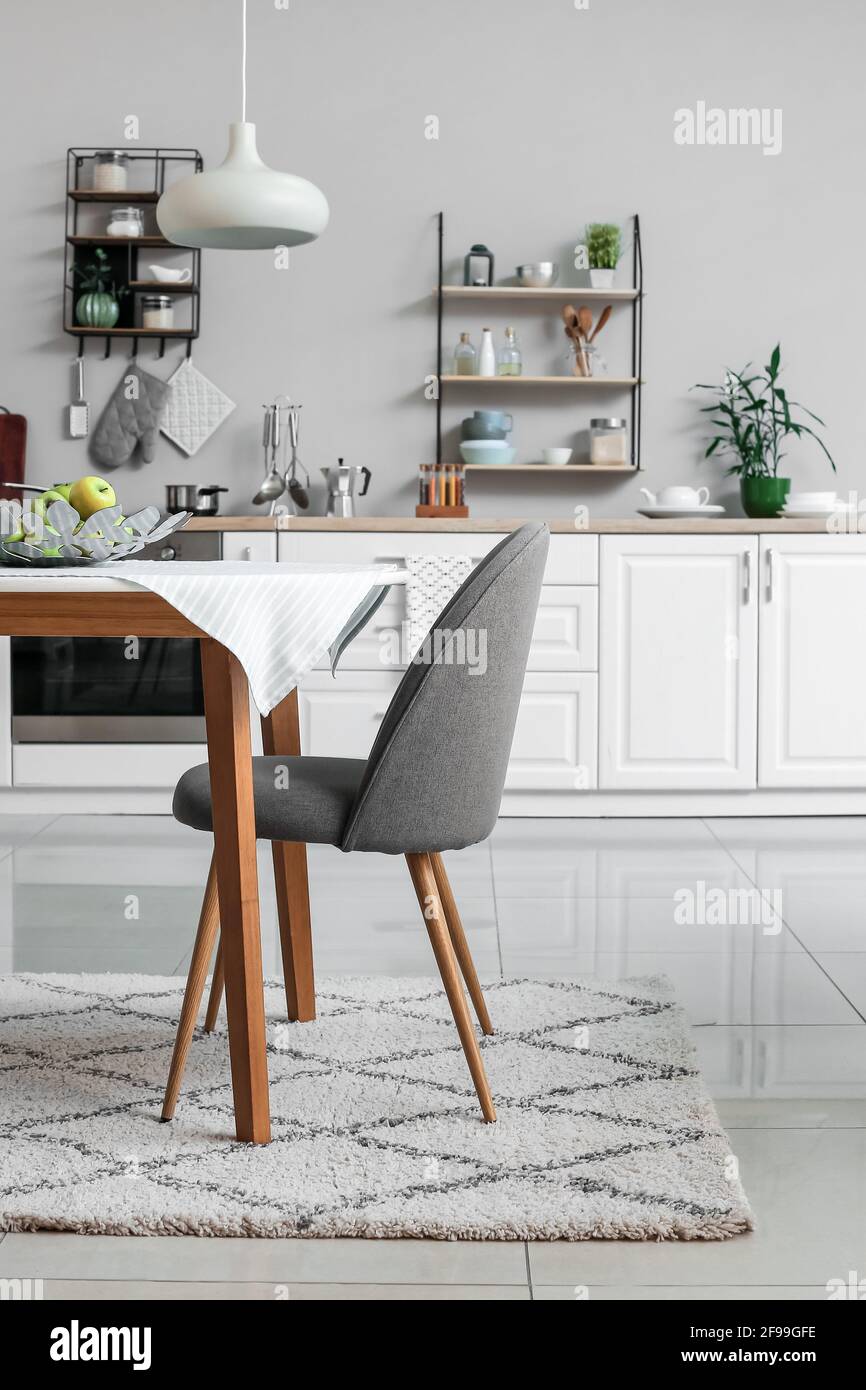 Dining table with apples in interior of modern kitchen Stock Photo - Alamy