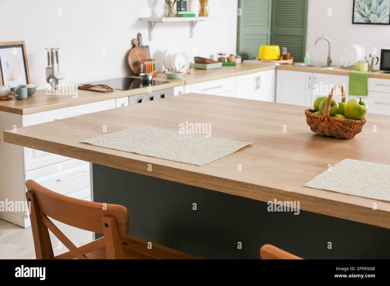 Dining table with apples in interior of modern kitchen Stock Photo - Alamy