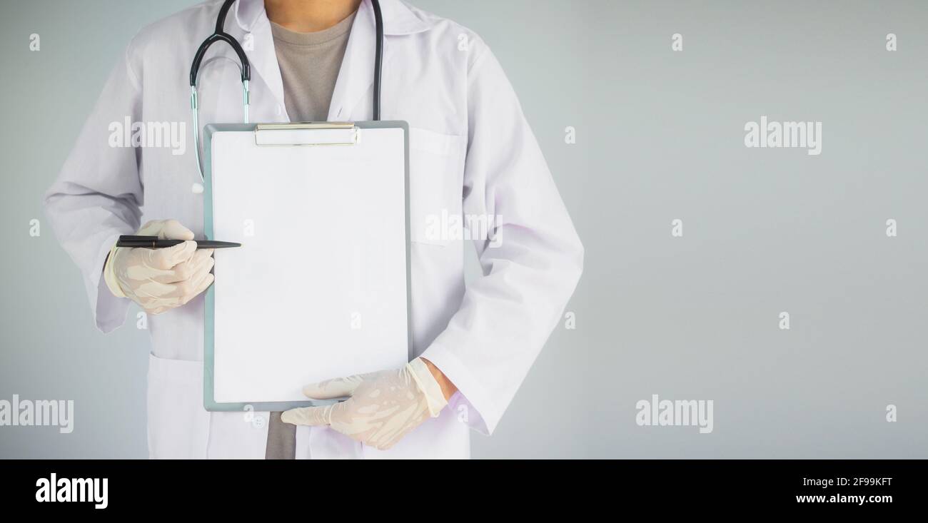 Woman hold blank clipboard hi-res stock photography and images - Alamy
