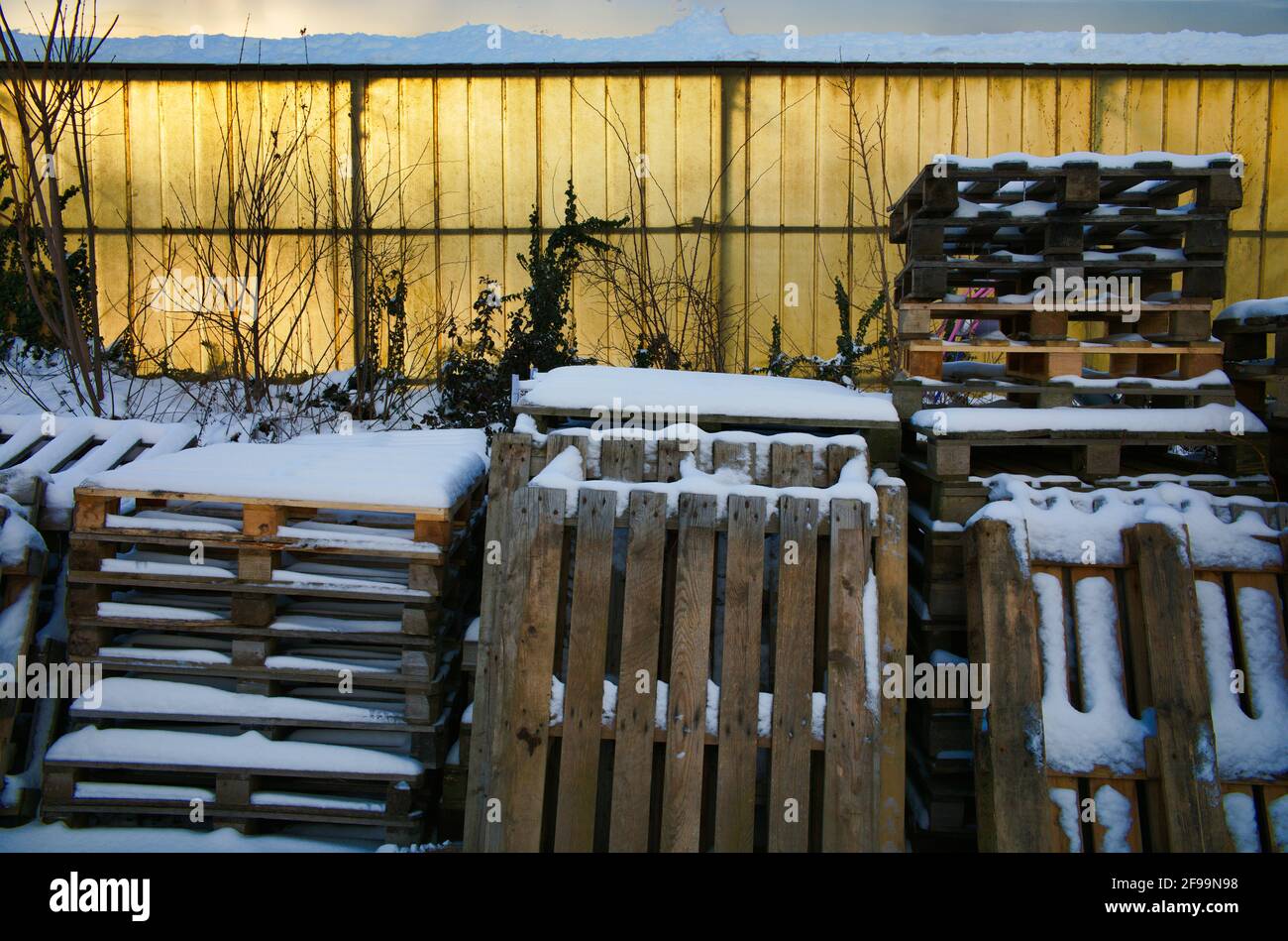 Stacking pallets hi-res stock photography and images - Alamy