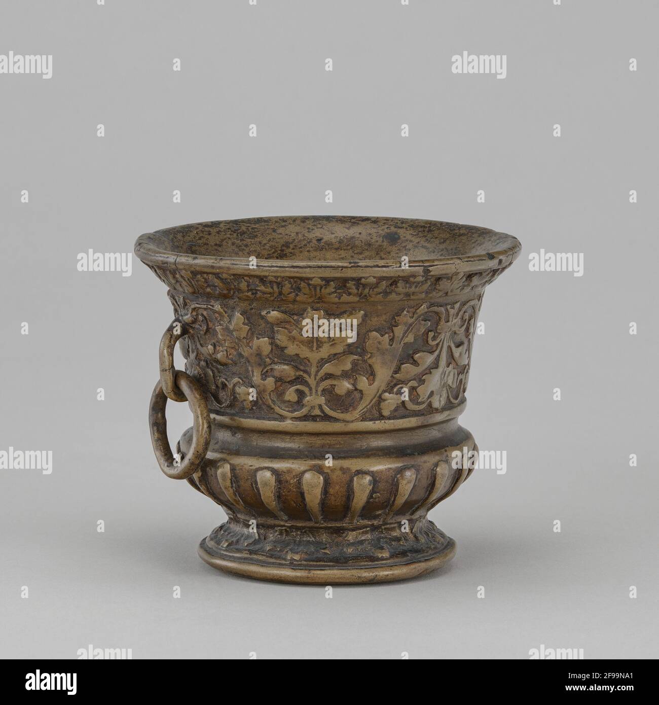 Vine scrolls hi-res stock photography and images - Alamy