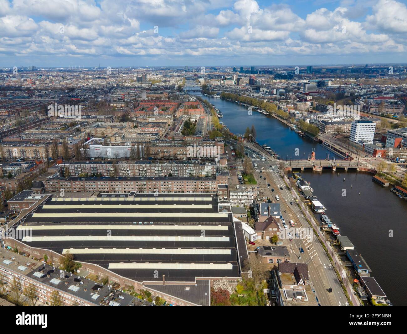 Old town buildings at amstel river hi-res stock photography and images ...