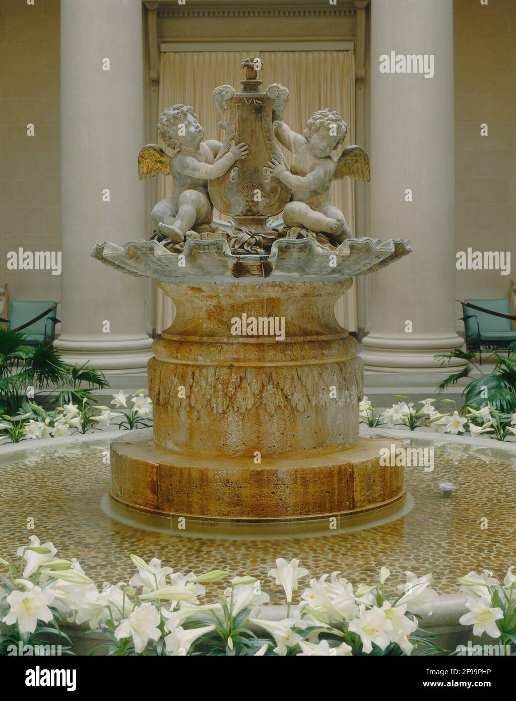 Cherubs playing musical instruments hi-res stock photography and images ...