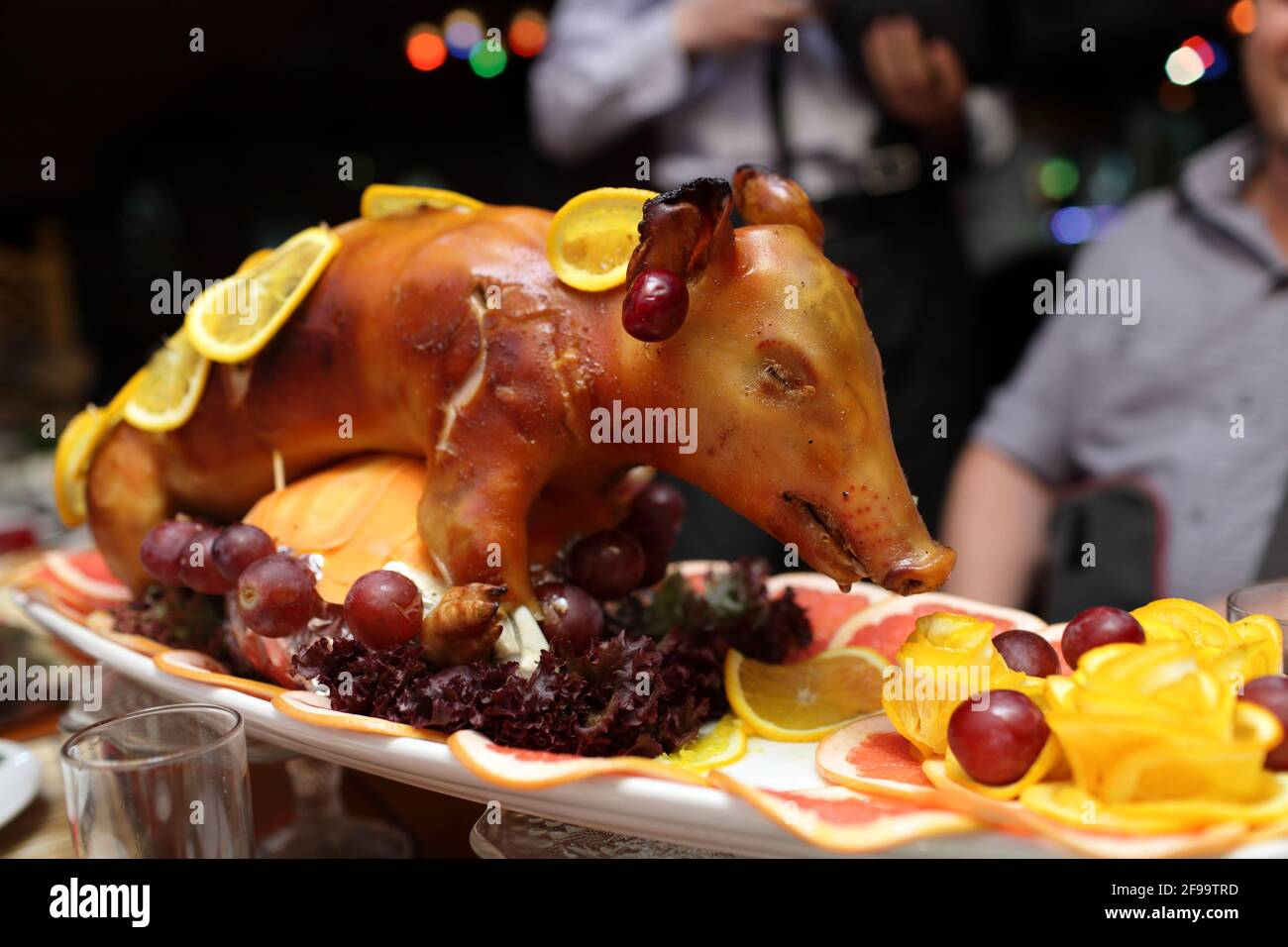 Roasted pig with fruits in the restaurant Stock Photo - Alamy