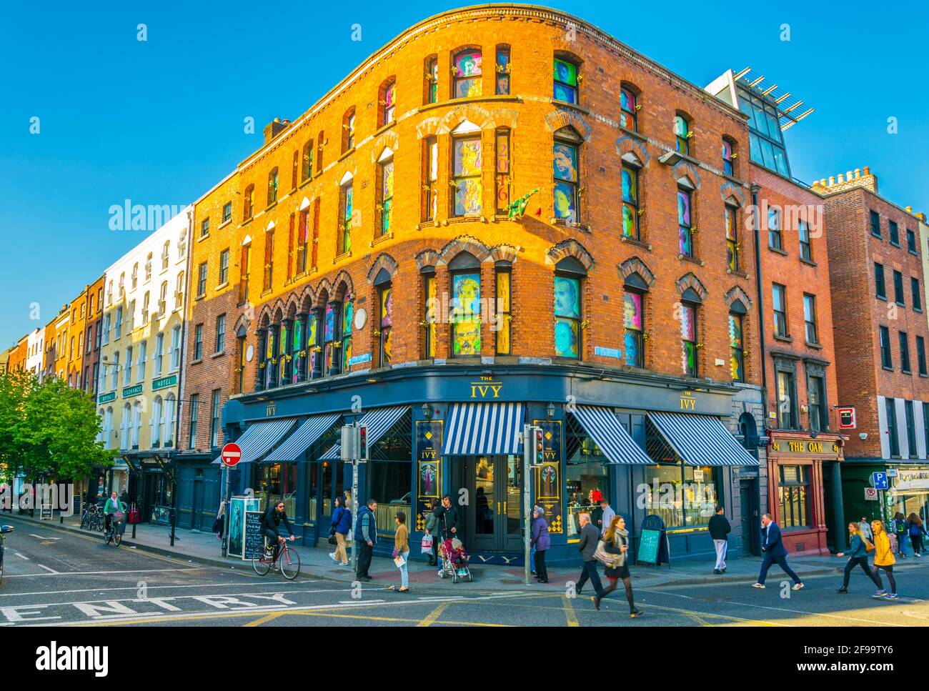 Traditional irish pub facade temple hi-res stock photography and images ...