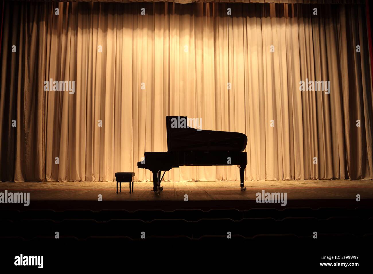 Grand piano stage hi-res stock photography and images - Alamy