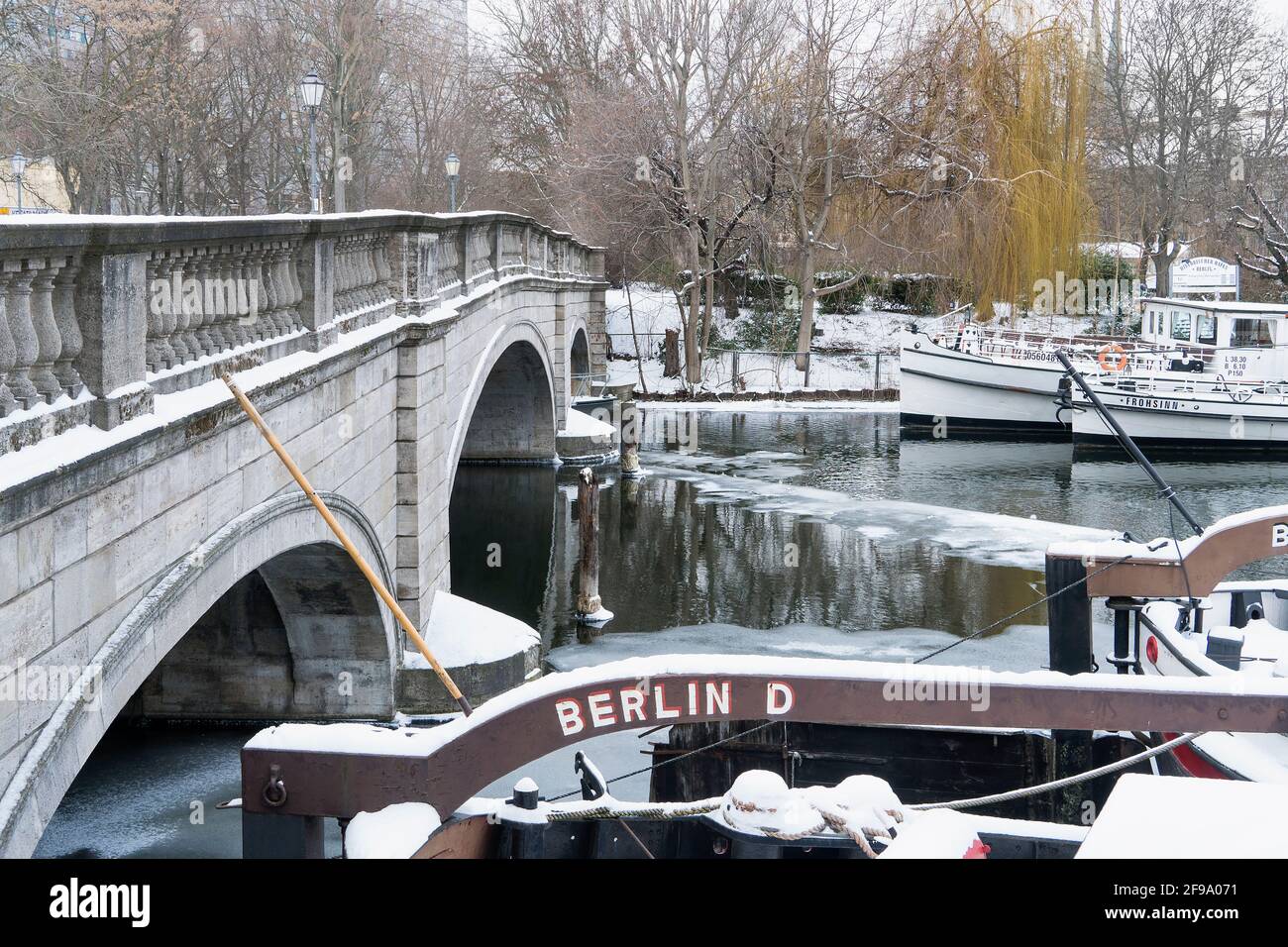 Berlin-Mitte, Märkisches Ufer, Spree Canal, historic harbor, island ...