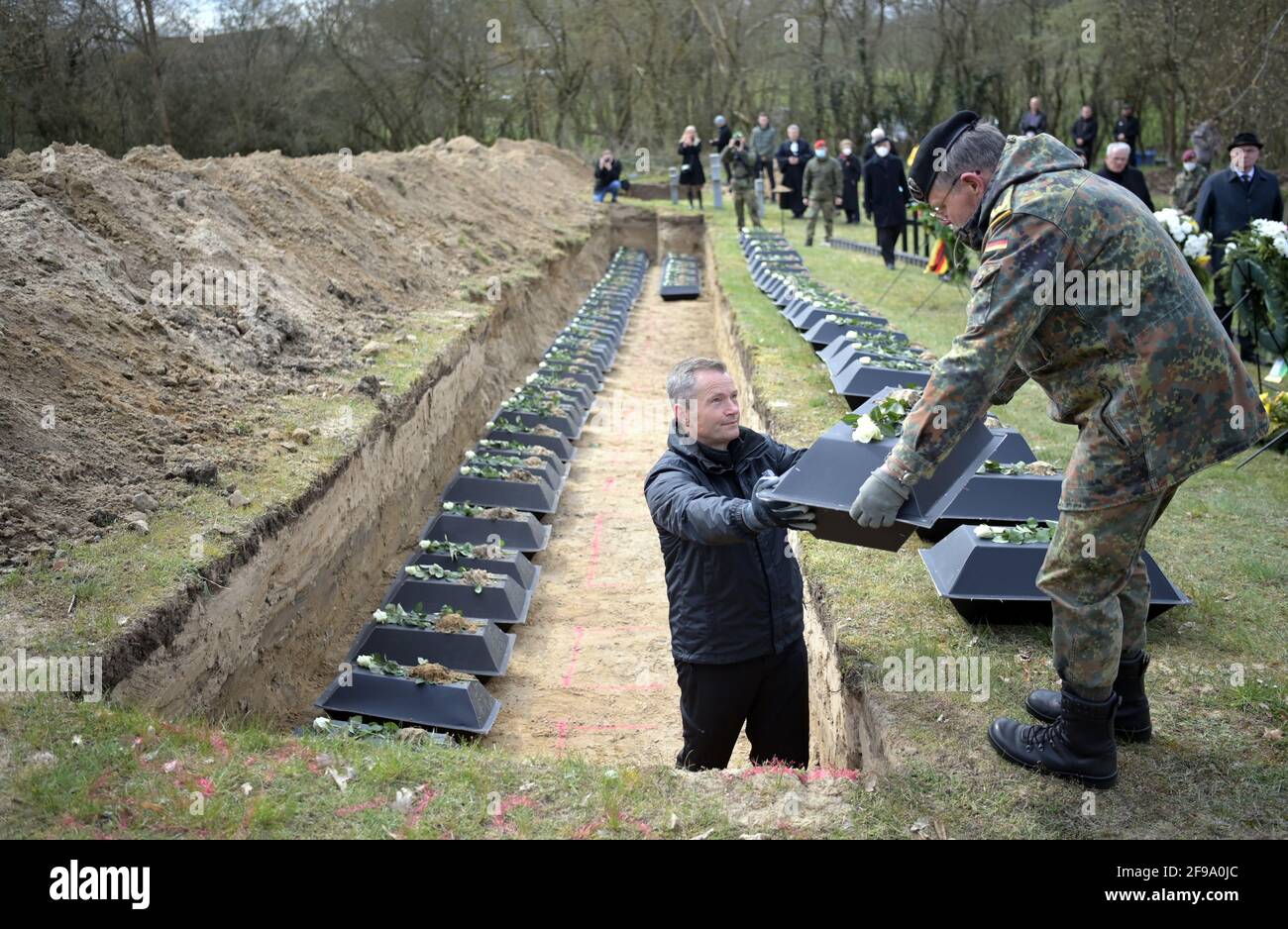 16 April 2021, Brandenburg, Lietzen: Uwe Nerger (r), Brigadier General ...