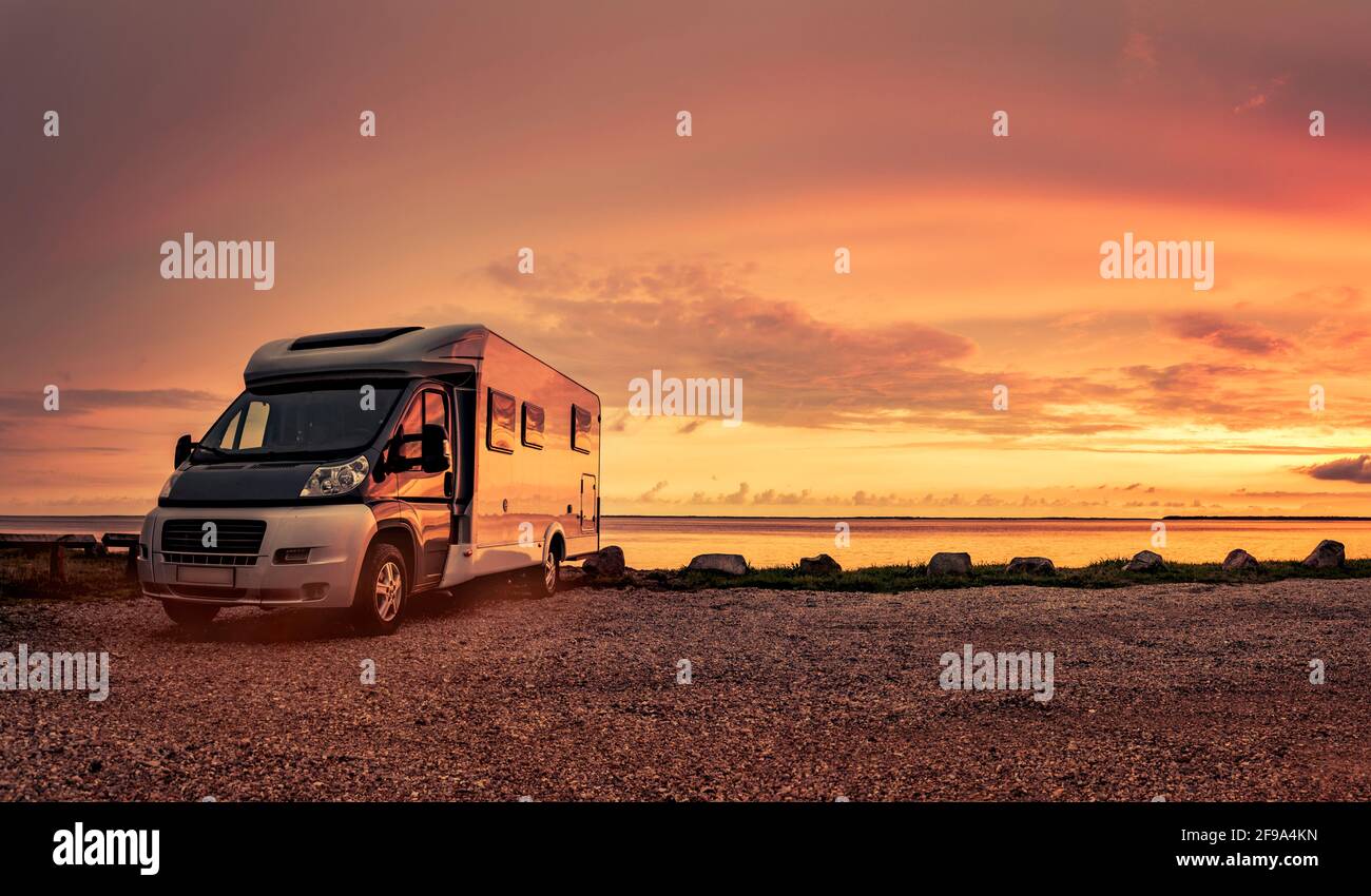 Motorhome caravan sunset campsite hi-res stock photography and images ...