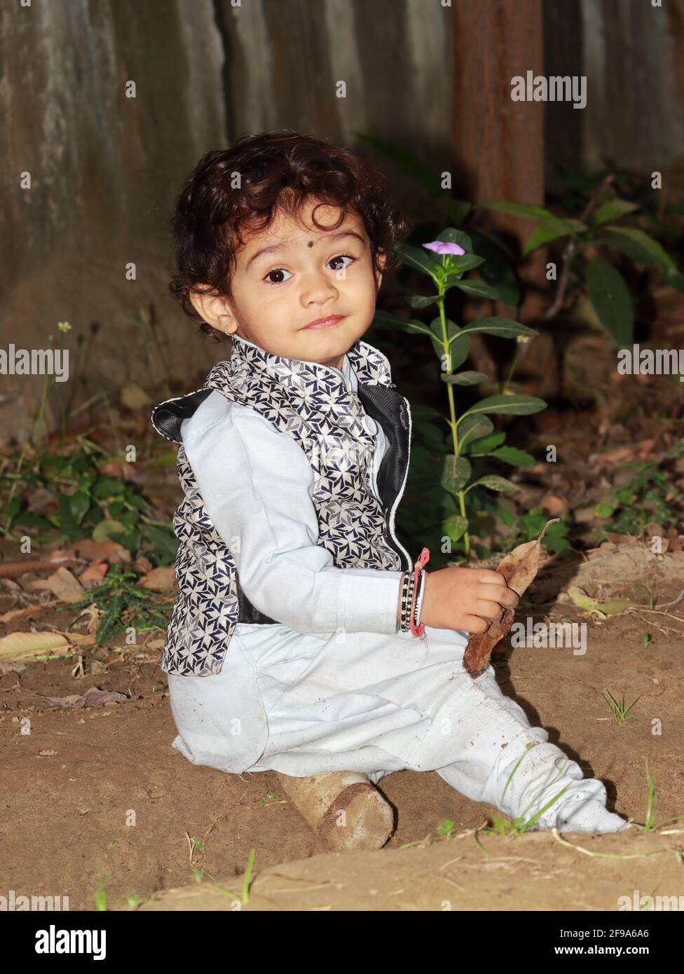 Child looking into camera hi-res stock photography and images - Alamy