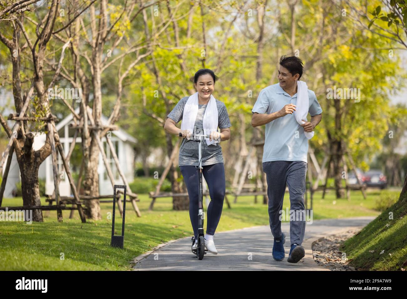 Family jogging asia hi-res stock photography and images - Alamy