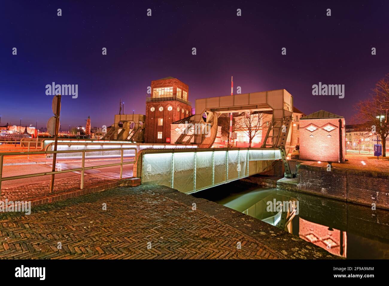 Lift up bridge hi-res stock photography and images - Alamy