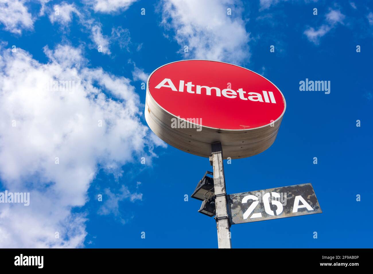 Scrap metal sign hi-res stock photography and images - Alamy