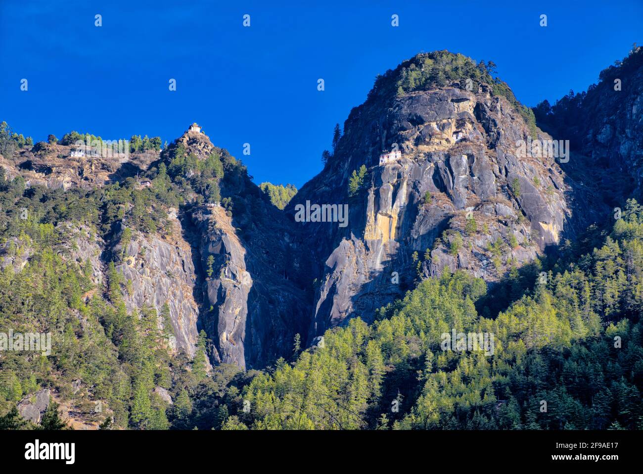 Flags across top of building hi-res stock photography and images - Alamy
