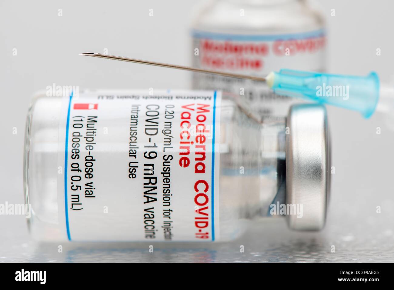 Vial of moderna vaccine hi-res stock photography and images - Alamy